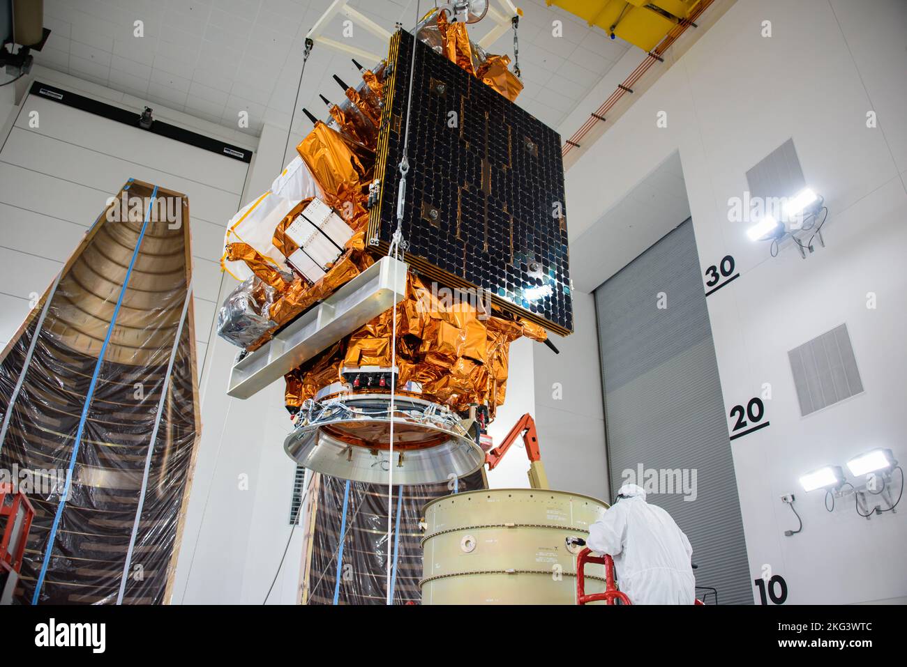 JPSS-2 Mate SC zu LOFTID Stack. Techniker unterstützen bei der ...