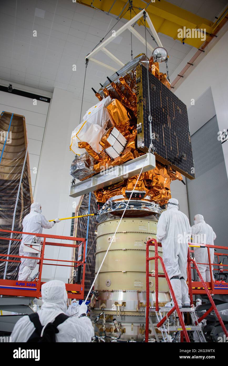JPSS-2 Mate SC zu LOFTID Stack. Techniker helfen dabei, wie ein Kran ...