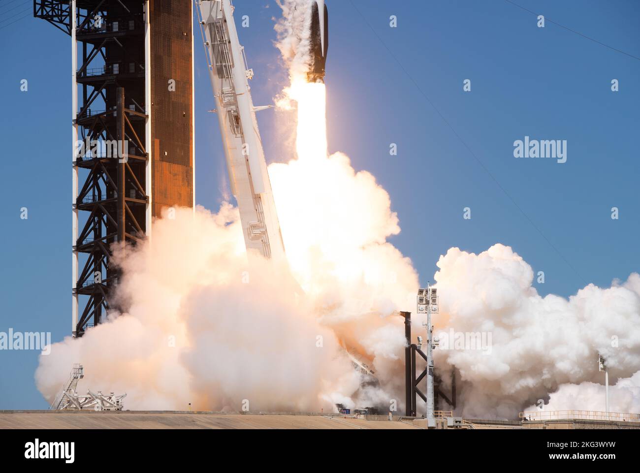 NASA SpaceX Crew-5 Start. Eine SpaceX Falcon 9-Rakete mit der Crew ...