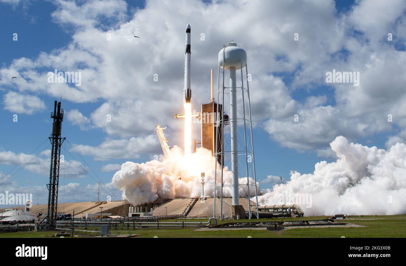 NASA SpaceX Crew-5 Start. Eine SpaceX Falcon 9-Rakete mit der Crew ...