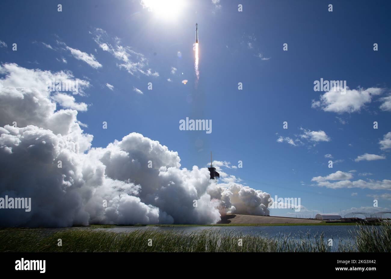 NASA SpaceX Crew-5 Start. Eine SpaceX Falcon 9-Rakete mit der Crew ...