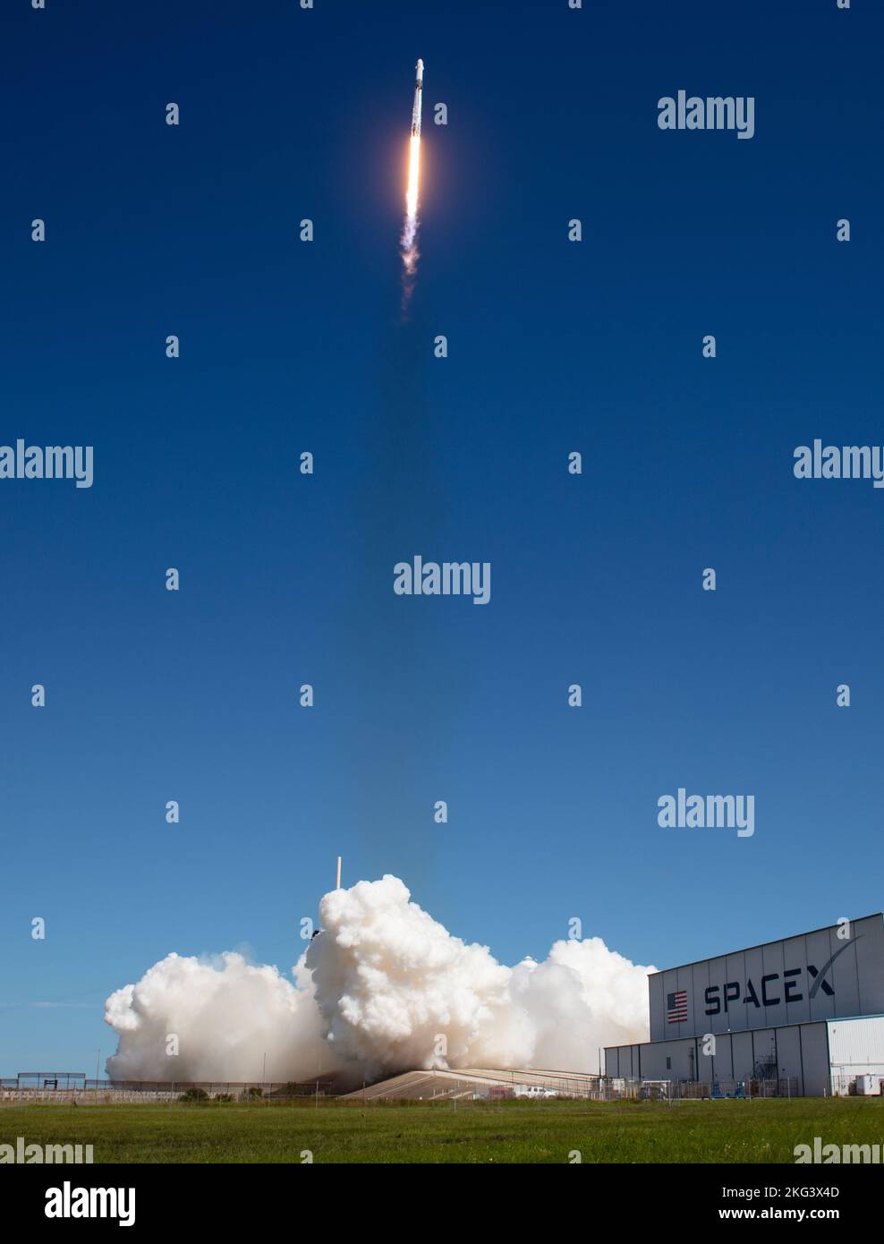 NASA SpaceX Crew-5 Start. Eine SpaceX Falcon 9-Rakete mit der Crew ...