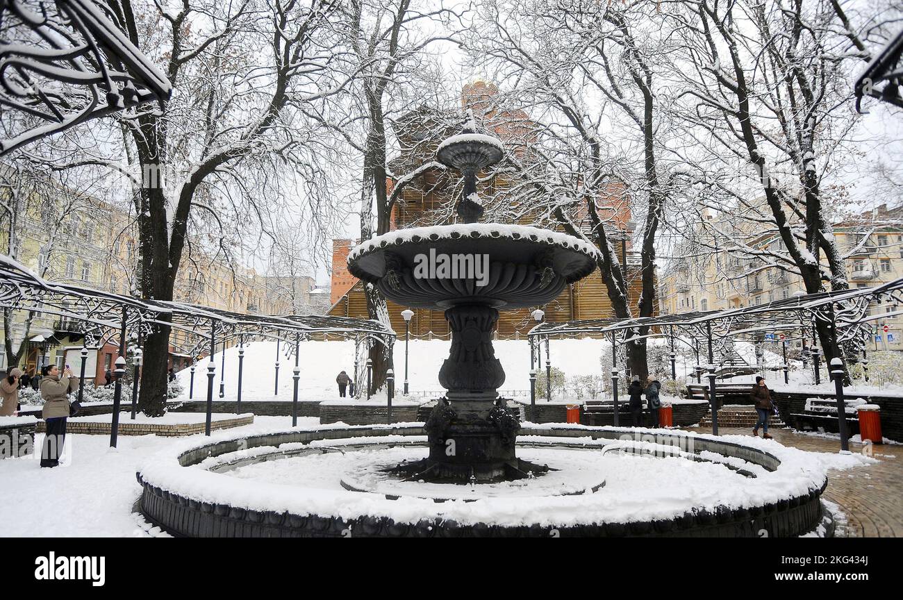 KIEW, UKRAINE - 19. NOVEMBER 2022 - der Brunnen ist vor dem Goldenen ...
