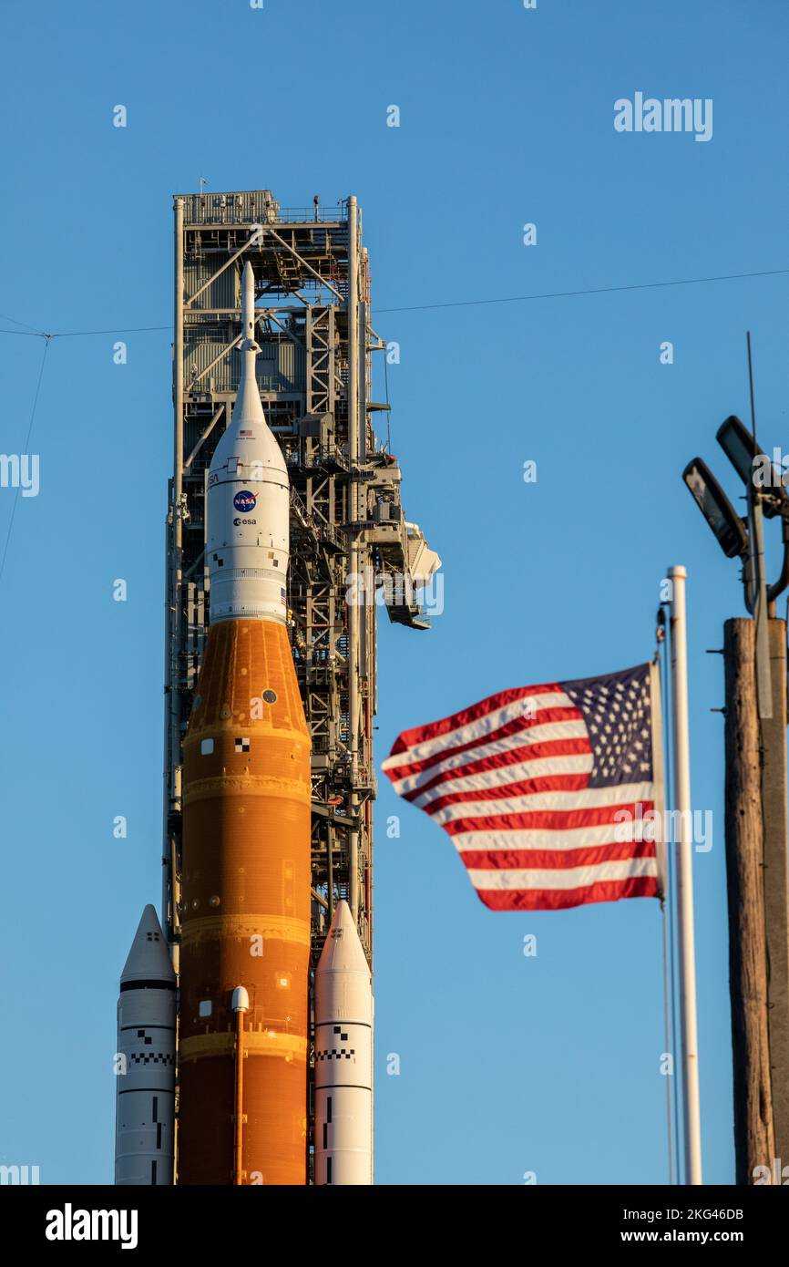 Artemis I Rollout zur Markteinführung. Auf dem mobilen Trägerrakete ...