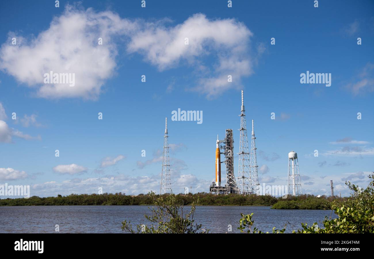 Artemis I. das Space Launch System (SLS) der NASA mit der Orion-Sonde ...