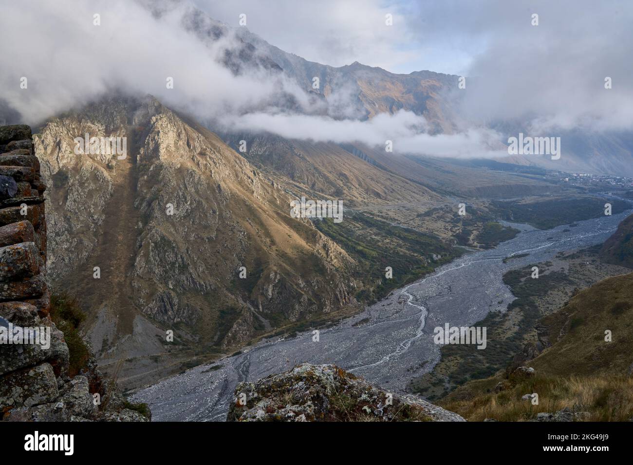 Blick von dem Dorf Tsdo in die Darialschlucht mit dem Fluss Terek ...