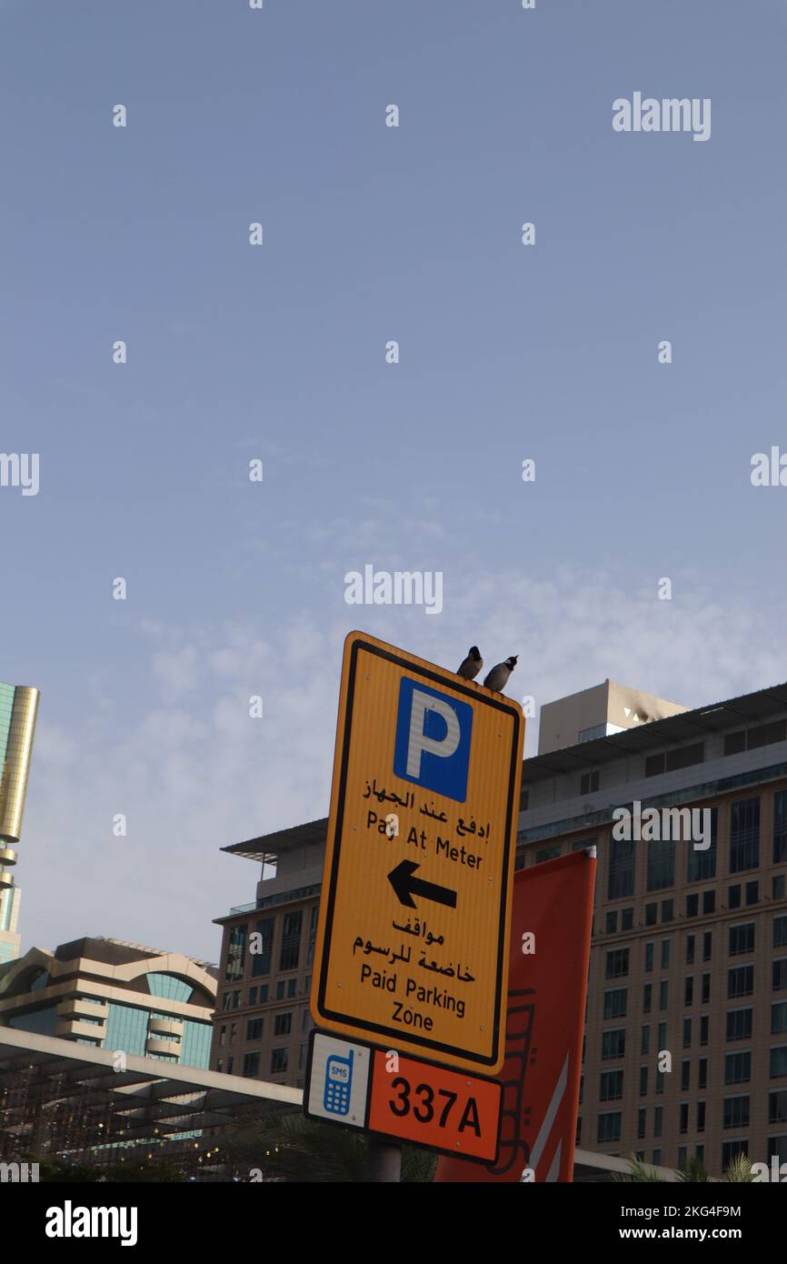 Dubai metro sign -Fotos und -Bildmaterial in hoher Auflösung – Alamy