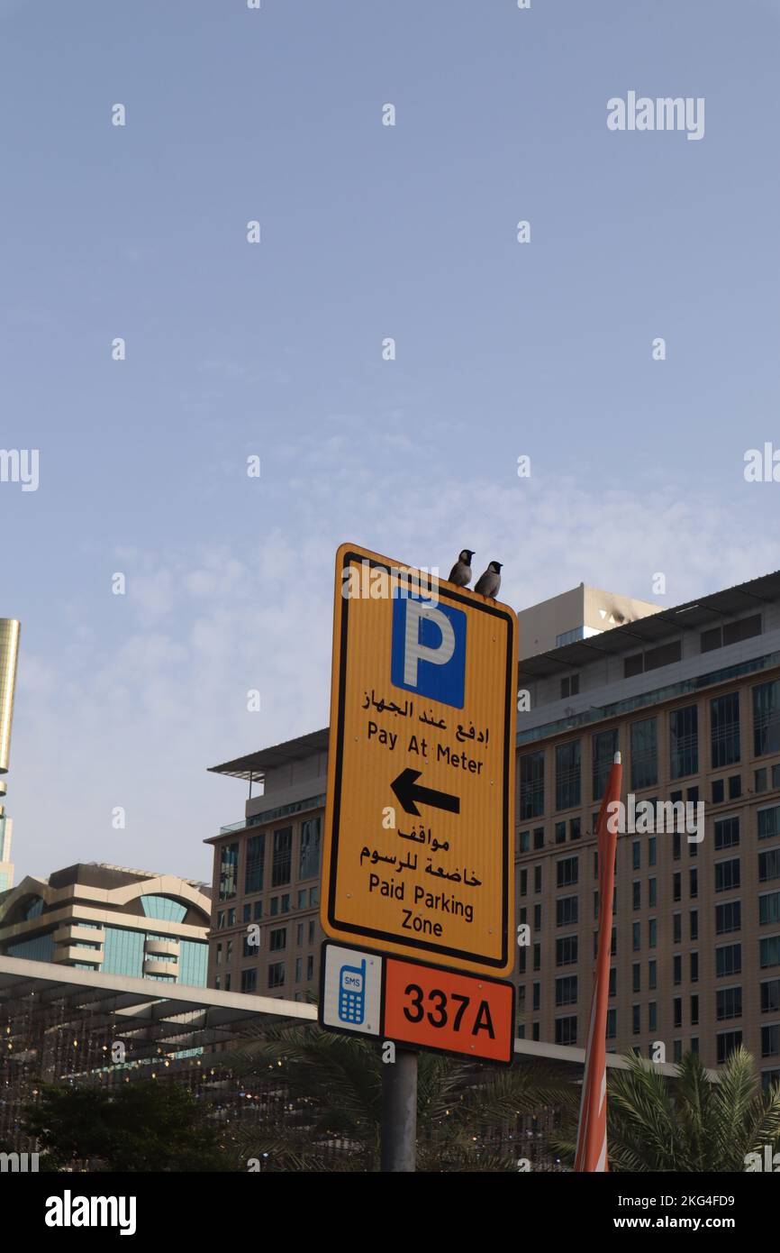 Dubai metro sign -Fotos und -Bildmaterial in hoher Auflösung – Alamy