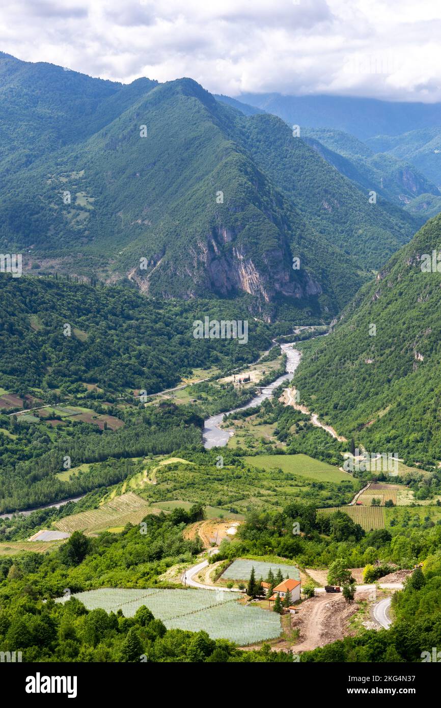 Tskhenistsqali Flusstal Landschaft in Racha Region in Georgien mit ...