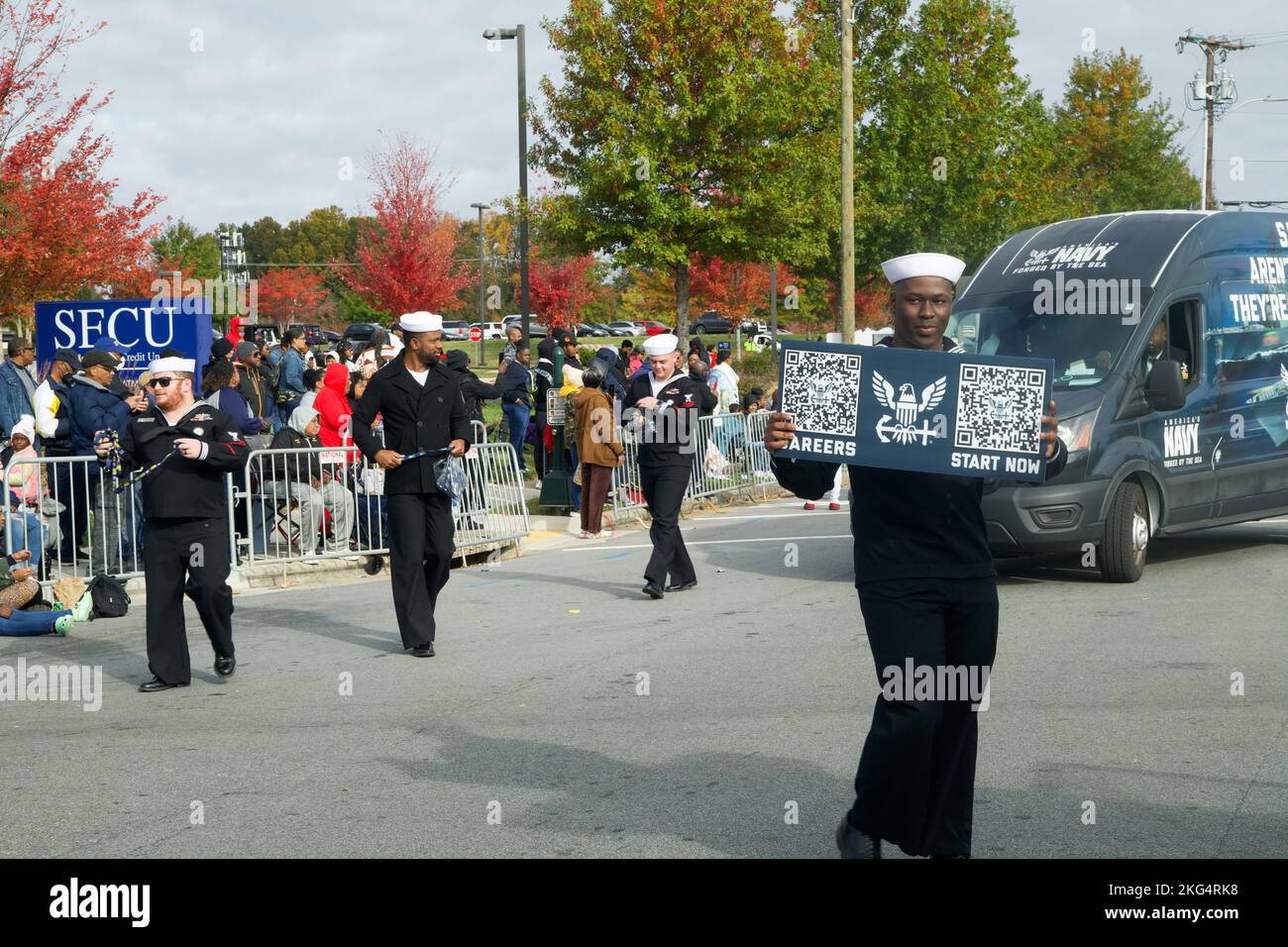 Navy Recruiting Stations Greensboro-Segler bei einem Spaziergang durch ...