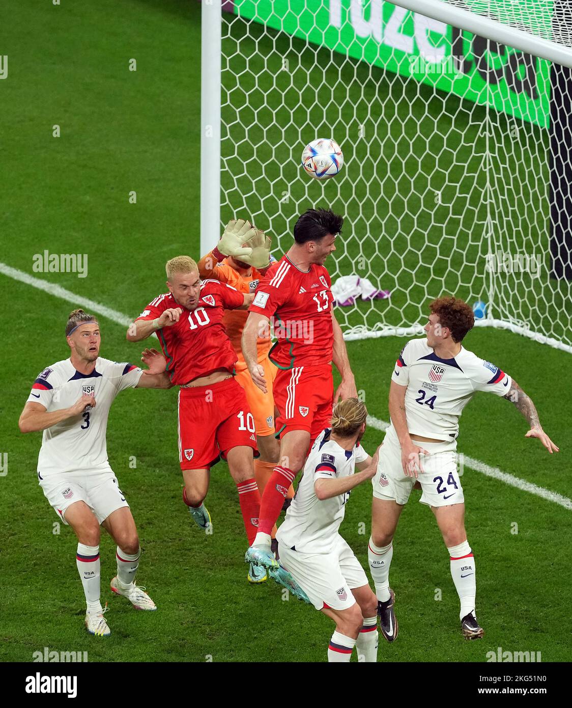 Der walisische Kieffer Moore steht während des Spiels der FIFA ...