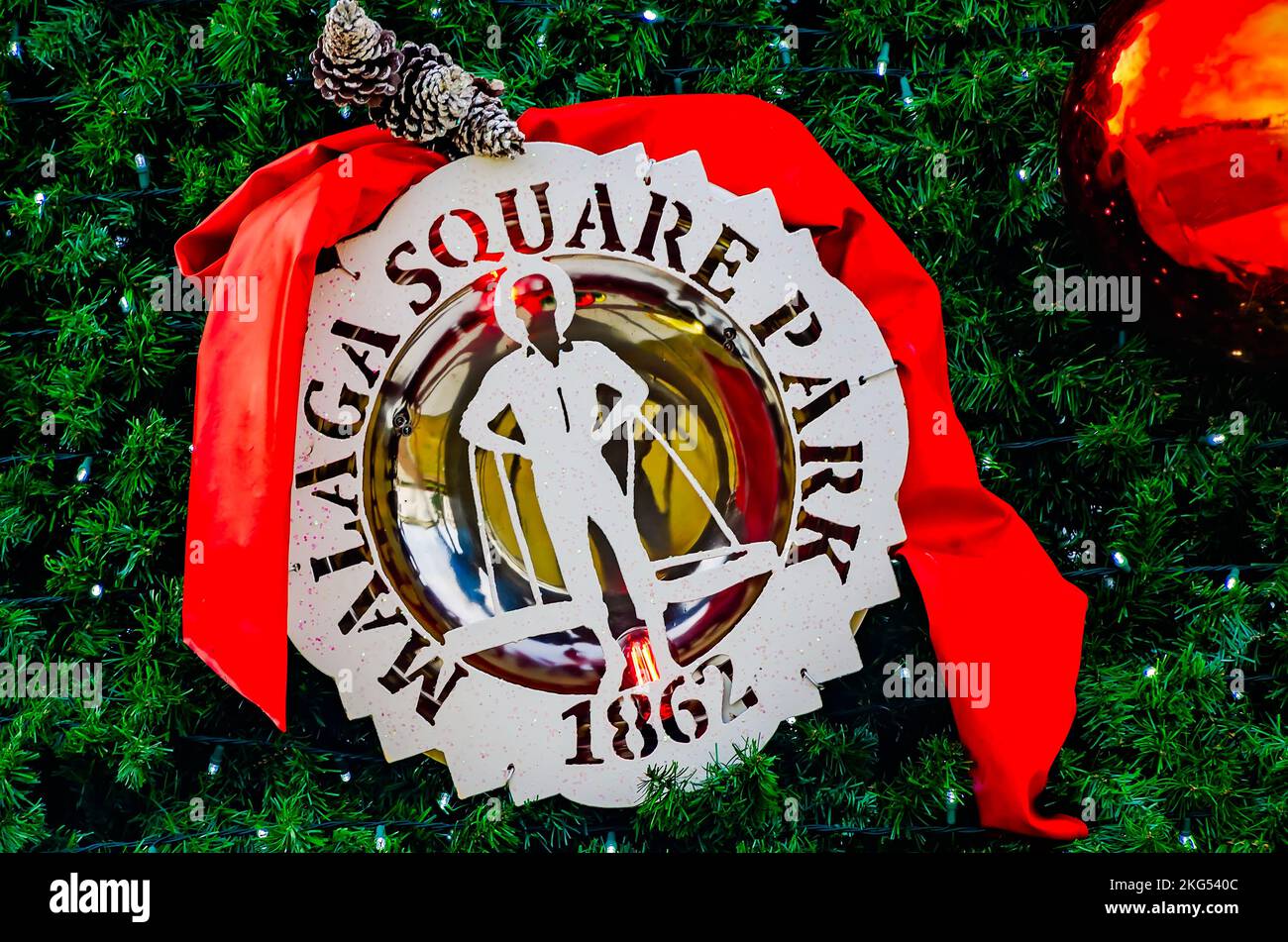 Am Weihnachtsbaum der Stadt hängt am Mardi Gras Park am 20. November ...