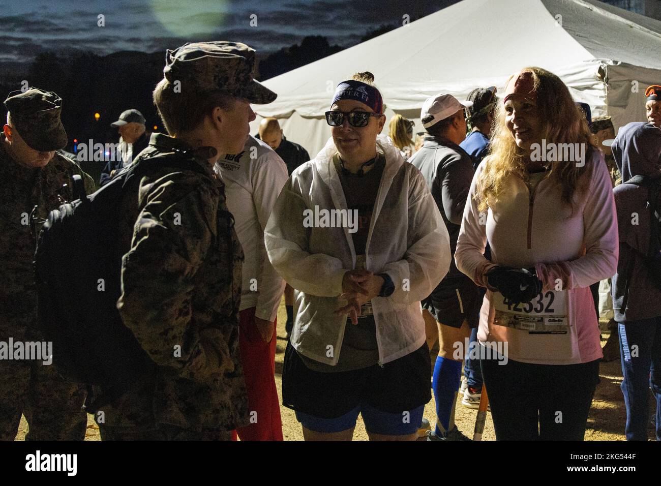 Läufer, Familien und Unterstützer versammeln sich in der National Mall ...