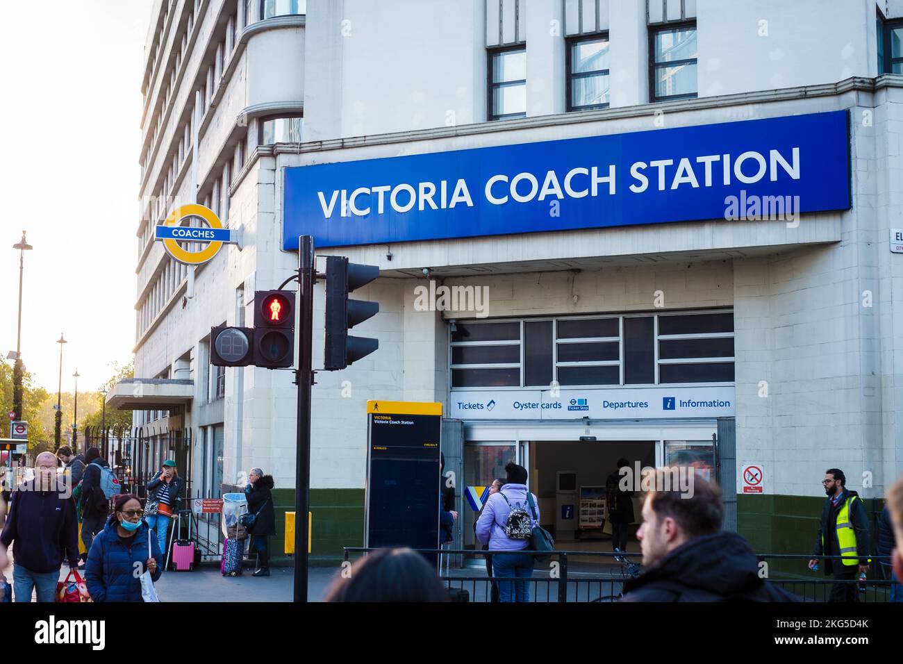 Coach station entrance -Fotos und -Bildmaterial in hoher Auflösung – Alamy