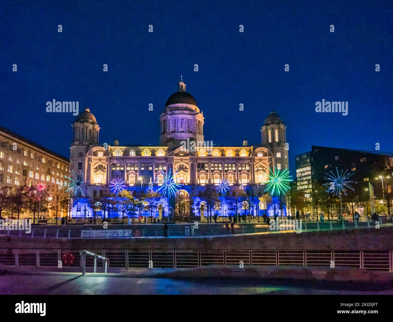 Straßenszenen rund um Pier Head und das Port of Liverpool Building in ...