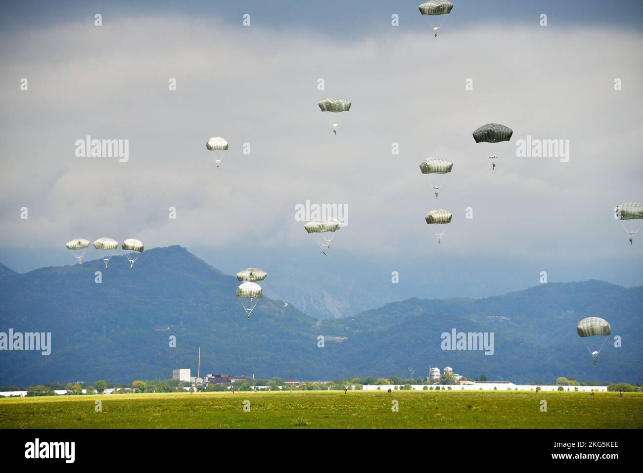 Fallschirmjäger der US-Armee, die dem Bataillon 2., dem Infanterie ...