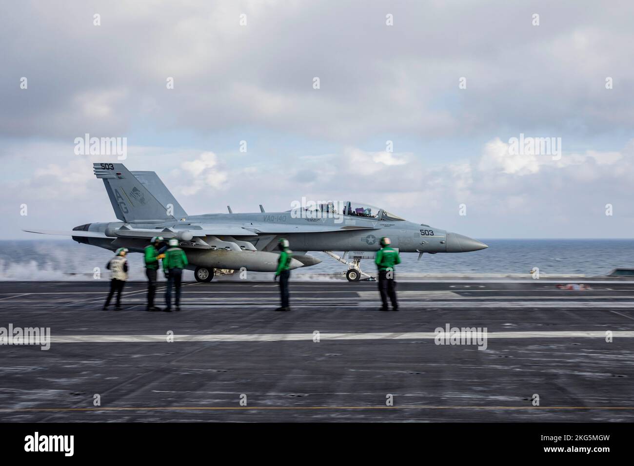 221114-N-MW880-1051 ADRIA (NOV 14, 2022) ein E/A-18G Growler, der an ...