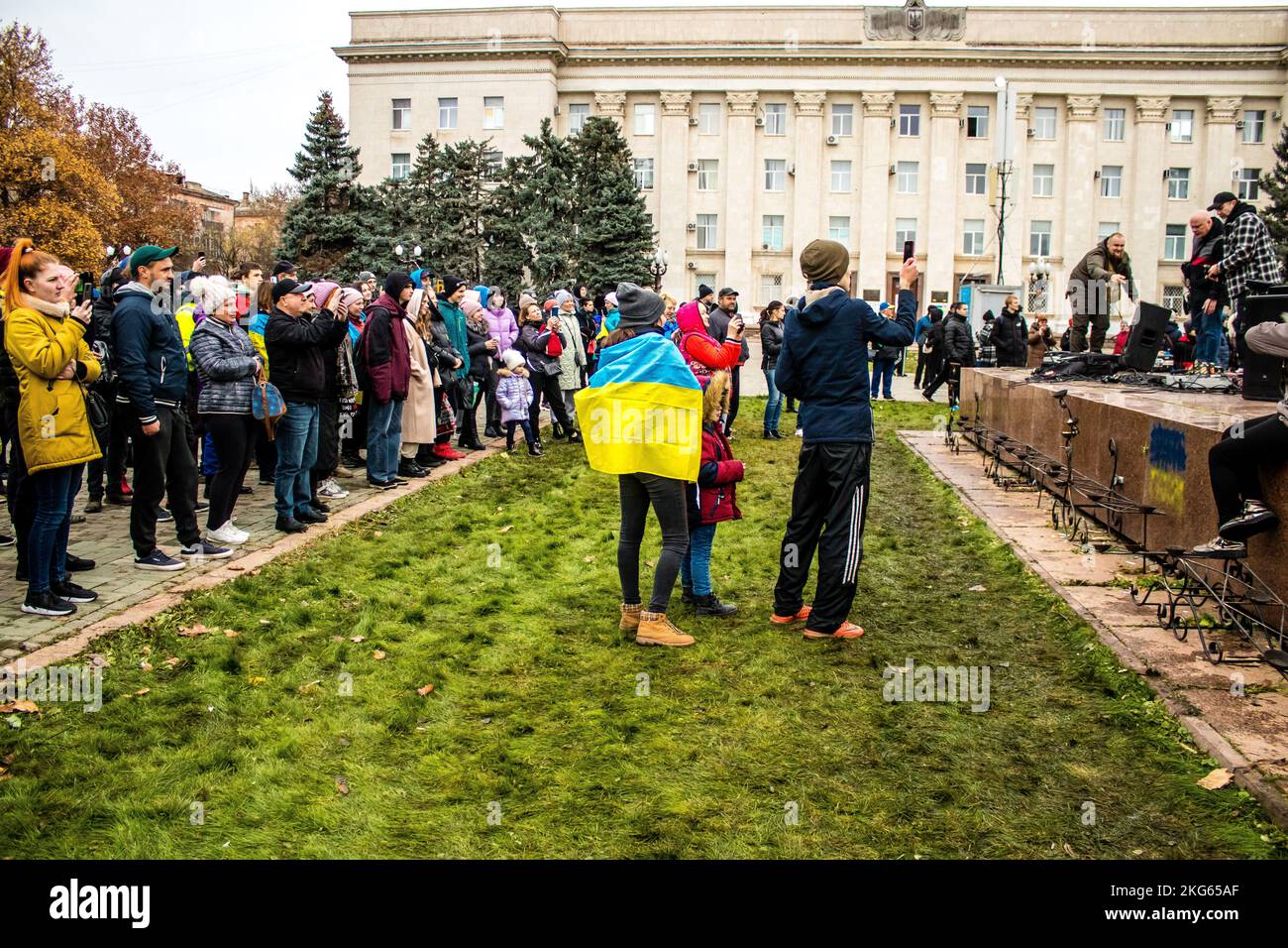 Einige Bürger von Kherson tragen die Flagge der Ukraine in Form eines ...