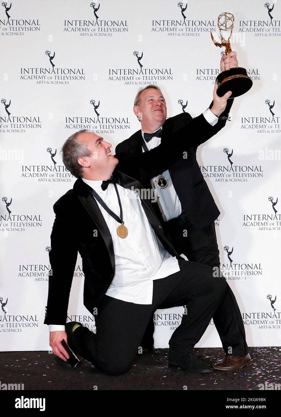 Jake Lushington und Tom Edge posieren mit dem Preis für die Drama ...