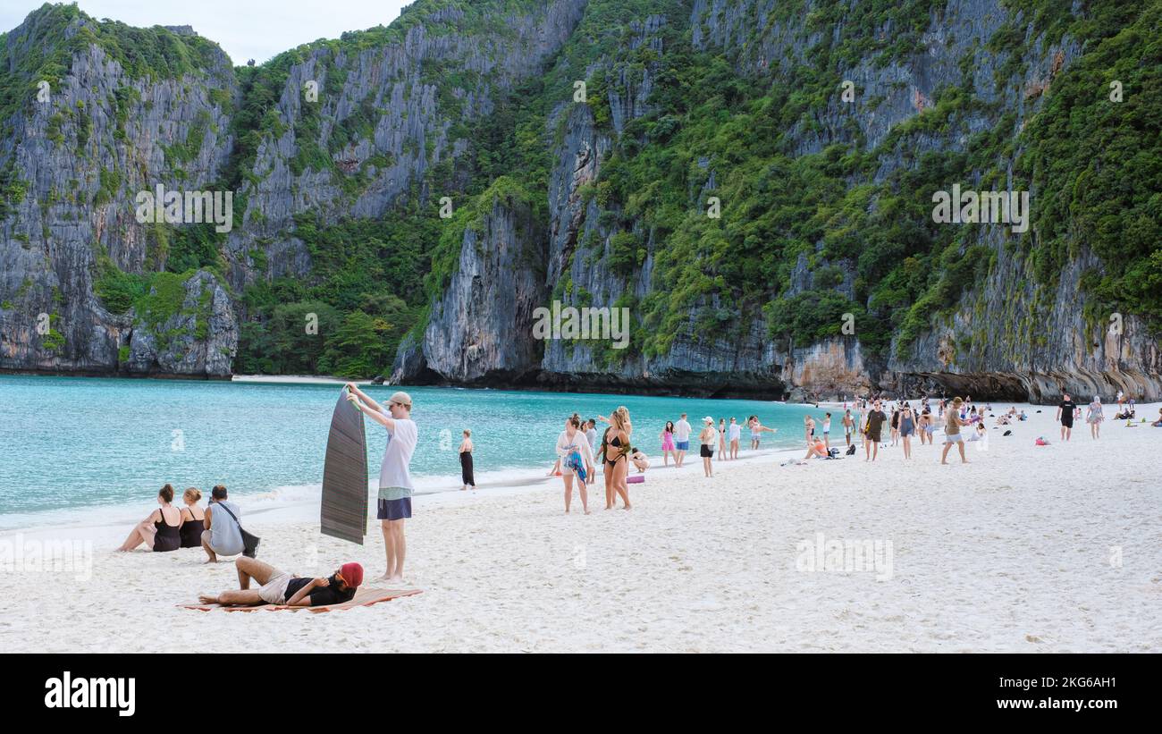 Leute am Strand von Maya Bay Beach Koh Phi Phi Thailand November 2022 ...