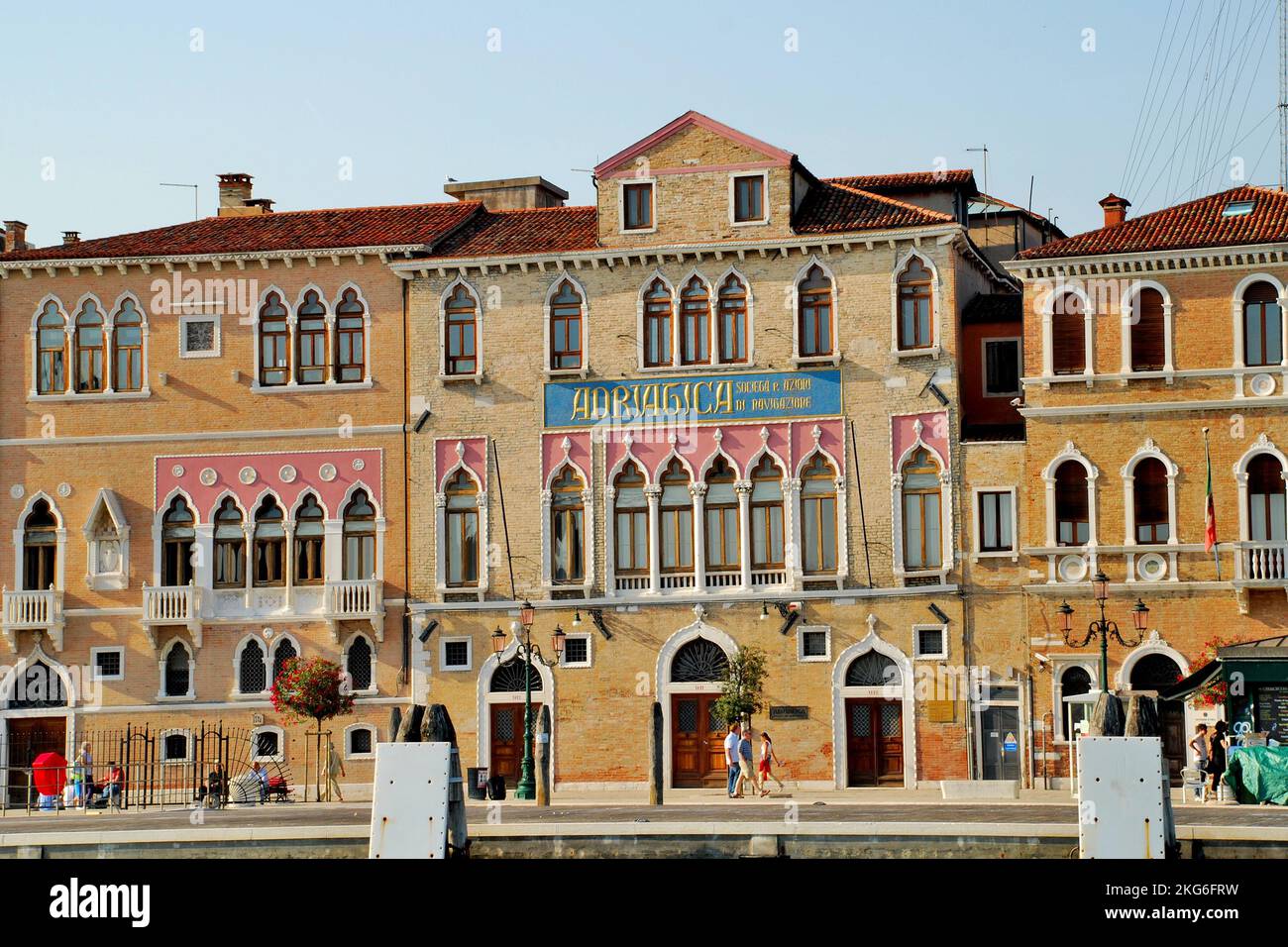 Kirchen, alte Bauten und farbenfrohe Gebäude am Canale Grande, Venedig ...