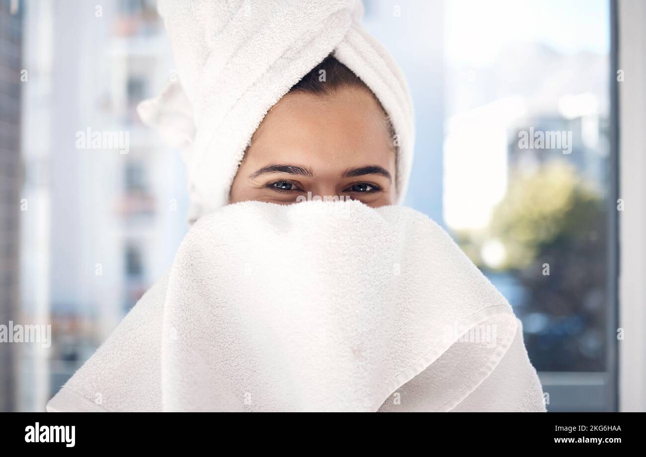 Porträt, Handtuch und Frau nach der Dusche, glücklich und entspannen, während Gesicht und Pflege ...