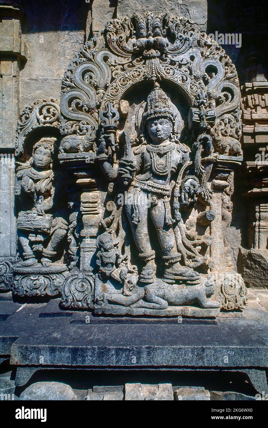 Kunstvoll verzierte Reliefs an den Wänden zeigen Shiva, die auf dem ...