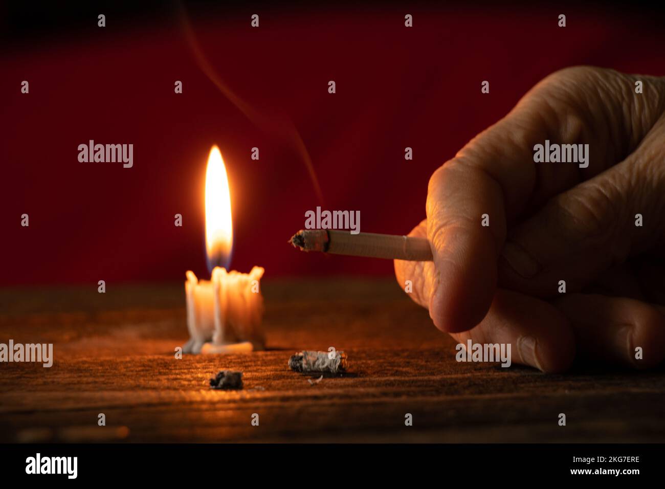 Old woman smoking party -Fotos und -Bildmaterial in hoher Auflösung – Alamy