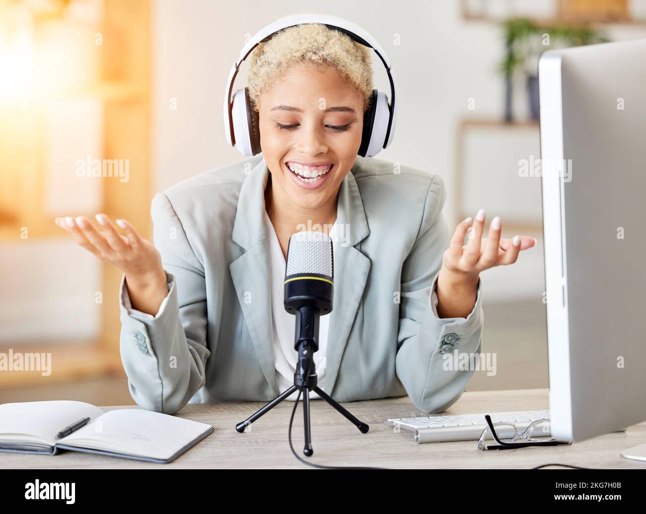 Radio presenter microphone -Fotos und -Bildmaterial in hoher Auflösung ...