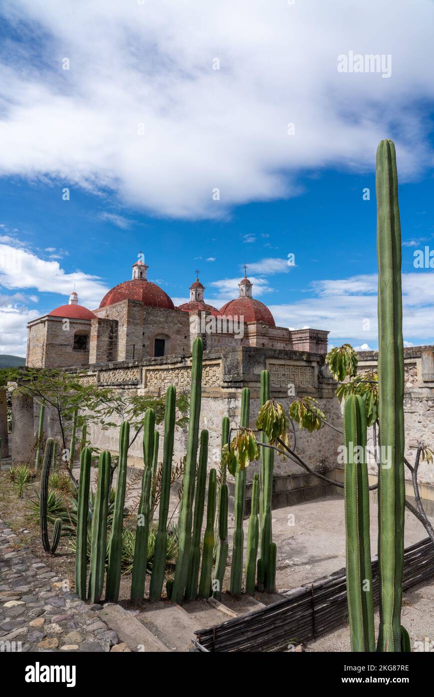 Der Tempel des San Pablo Apostol und die prähispanischen Ruinen von Zapotec in San Pablo Villa ...