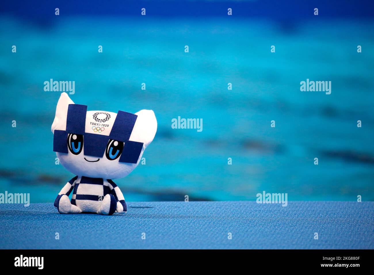 4. AUGUST 2021 - TOKIO, JAPAN: Ein Plüschstück von MIRAITOWA, dem Olympischen Maskottchen in der ...