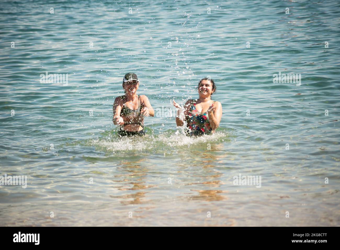 Mutter tochter bikini -Fotos und -Bildmaterial in hoher Auflösung – Alamy