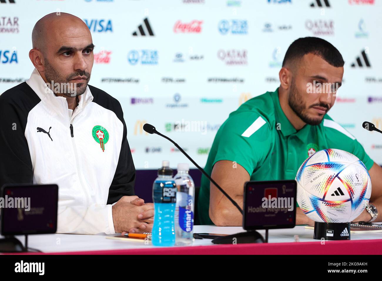 DOHO, Katar, 22/11/2022, Ghanem Saiss und Cheftrainer Walid Regragu ...