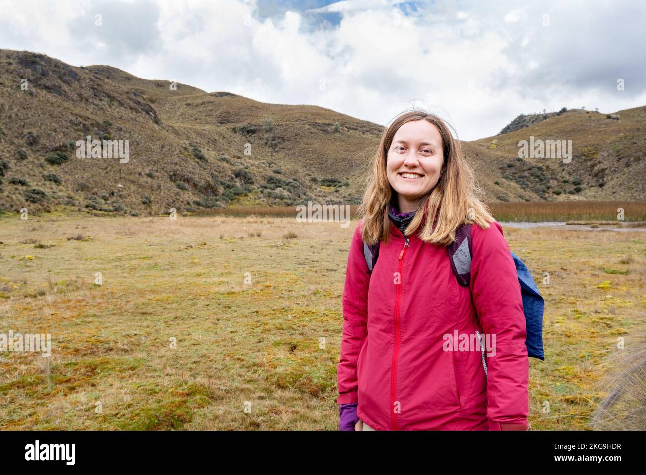 Eine glückliche Wanderin im Cajas-Nationalpark im Hochland von Ecuador, Cuenca und den ...