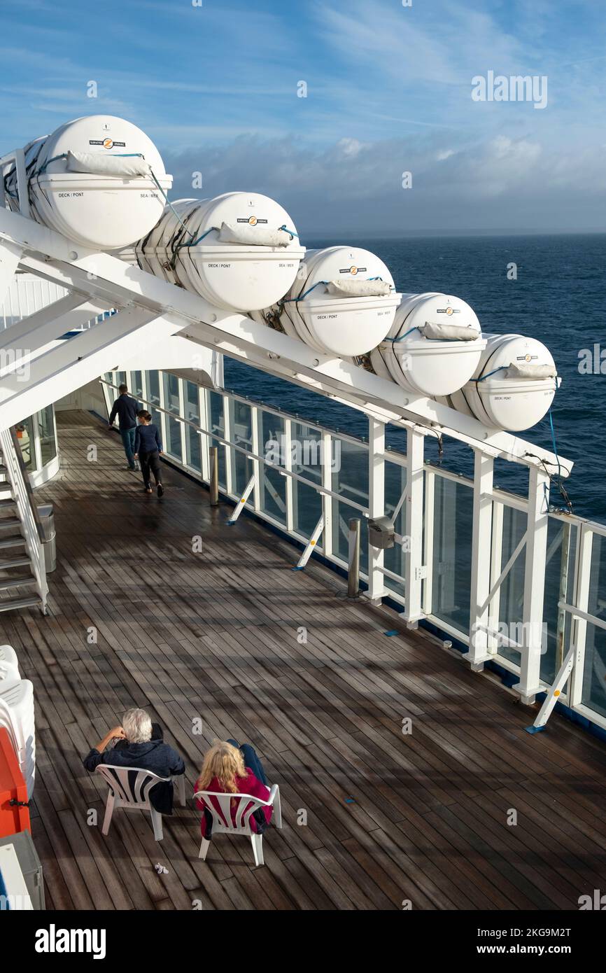 Santander, Spanien. 28.. Oktober 2022. Rettungsflöße in ihren Schutzkanistern, die an Bord des ...