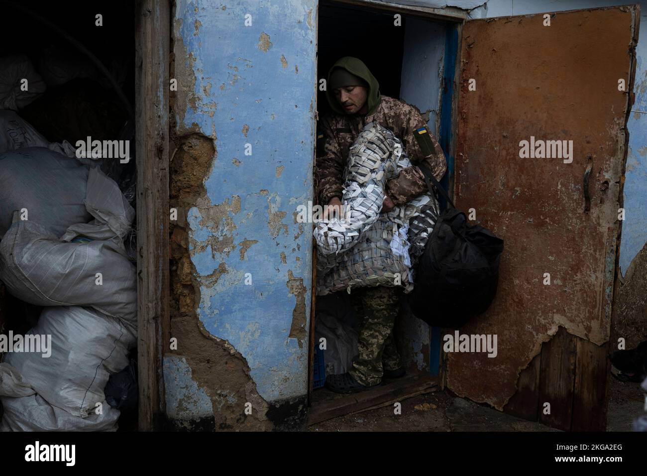Cherson, Ukraine. 20.. November 2022. Ein ukrainischer Soldat wird gesehen, wie er ein Tarnnetz ...