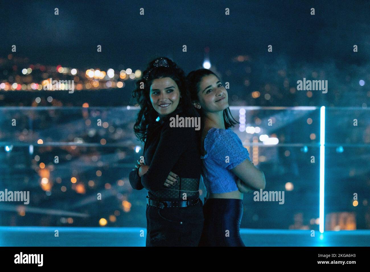 DIE SCHWIMMER, von links: Manal Issa, Nathalie Issa, 2022. tel.: Ali ...