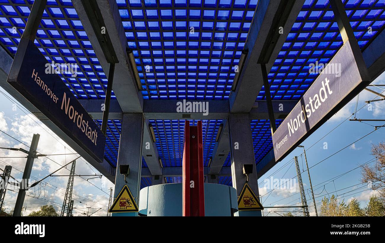 Bahnsteig mit Dach aus blauen Glasblöcken und Beton, Bahnhof Hannover ...