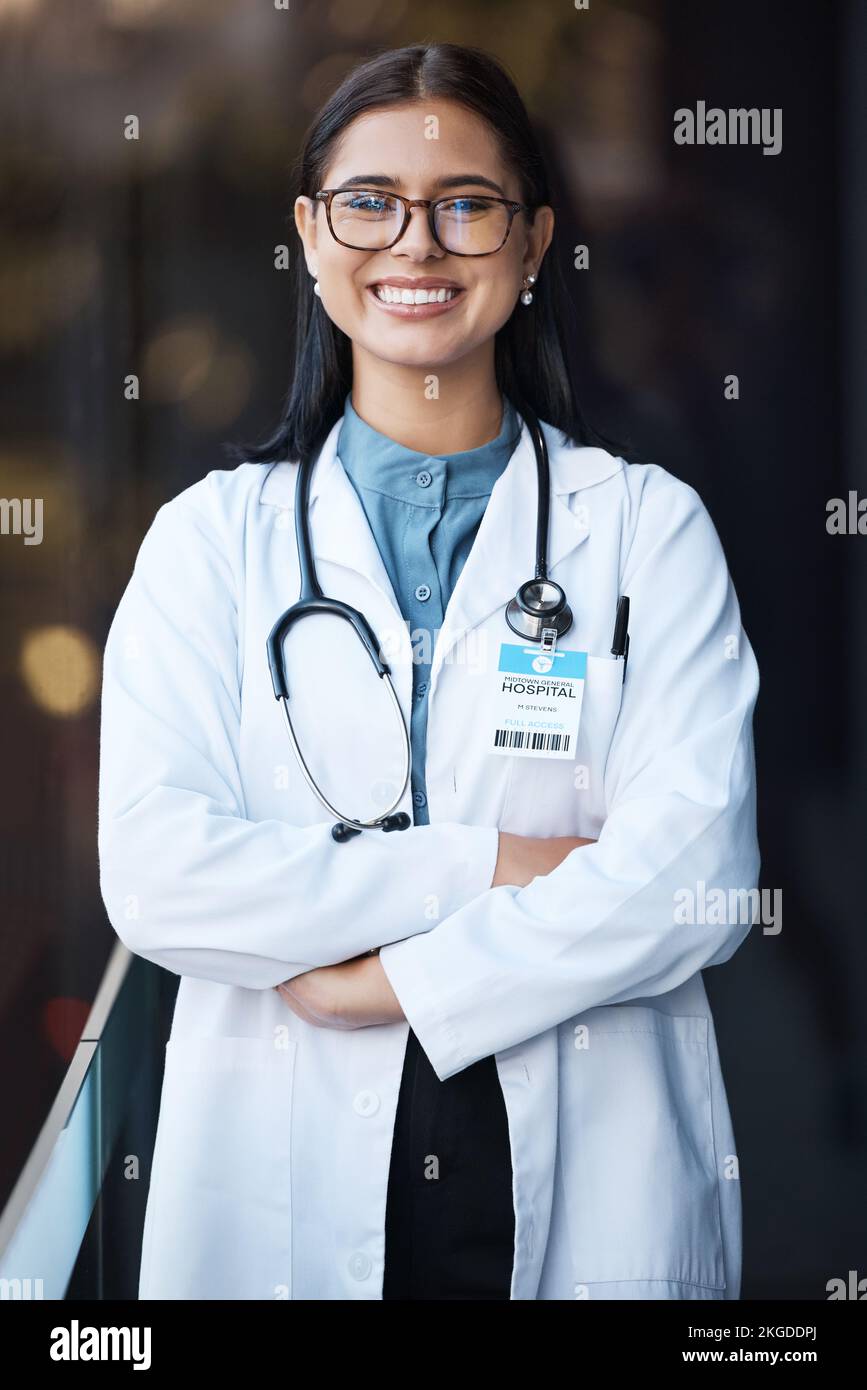 Gesundheitswesen, Arzt und Porträt einer Frau mit Lächeln und Brille in ...