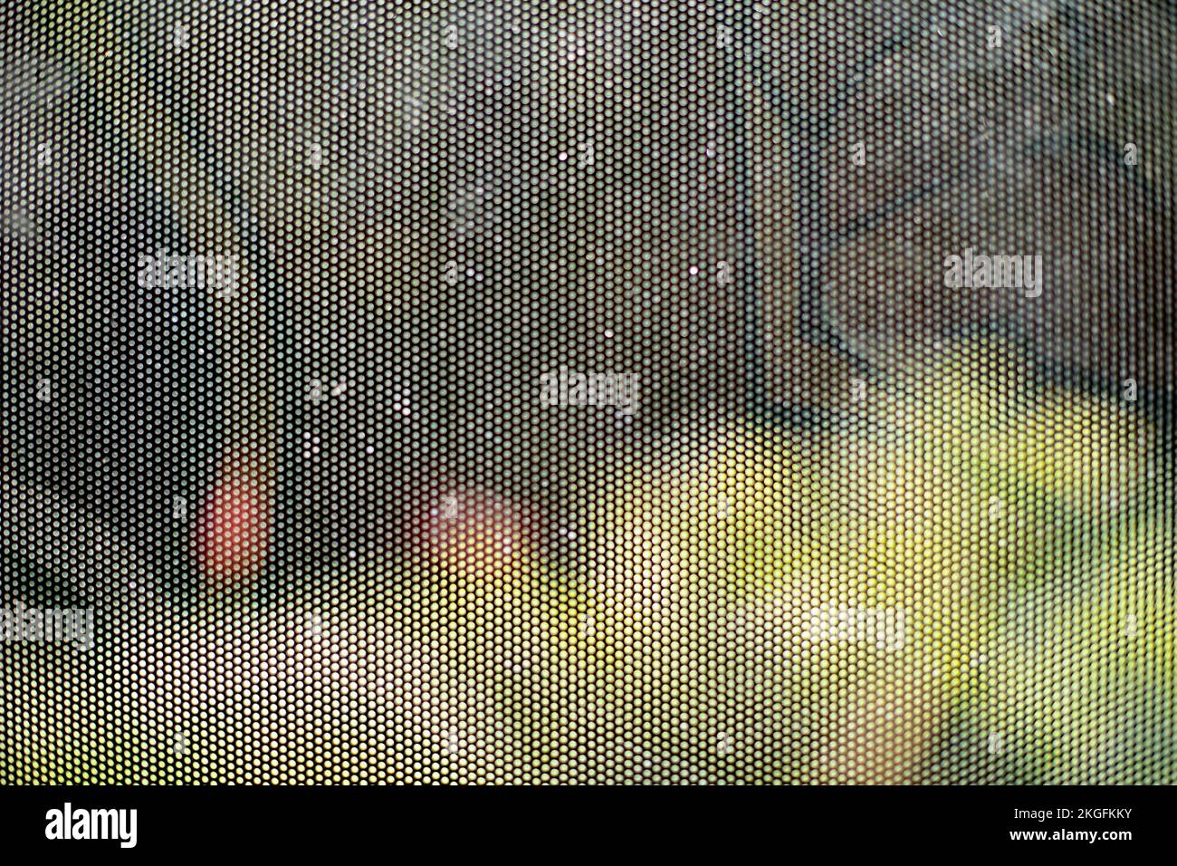 Film auf Glas mit Netzstruktur. Werbefilm aus dem Inneren des Busses ...