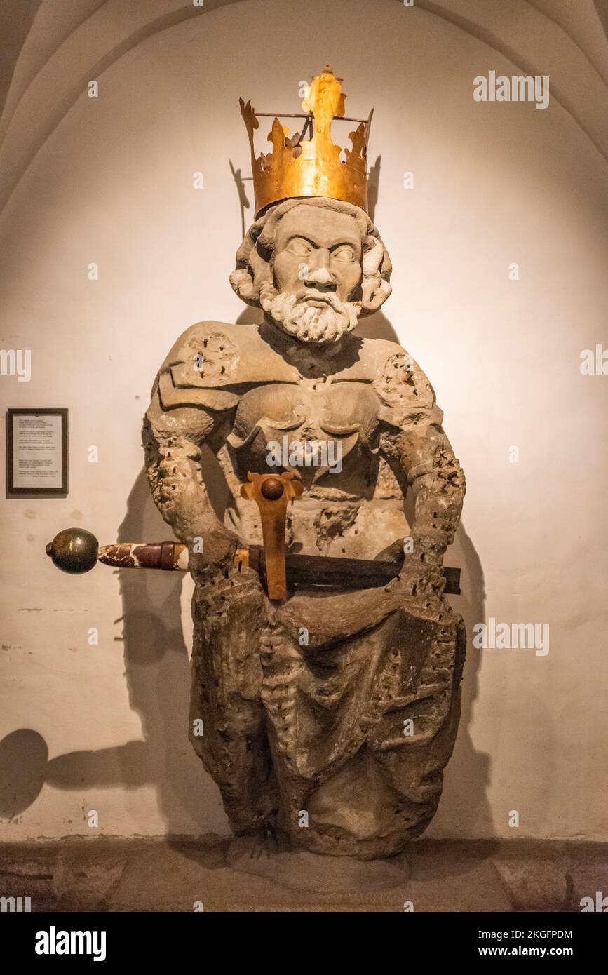 Eine Karlsmünsterstatue in der Krypta Grossmünster in Zürich, Schweiz ...