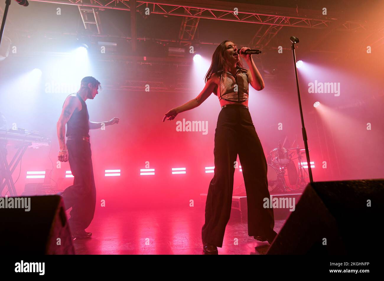 23. November 2022: Janet Plant und Sugar Bones der australischen Band ...