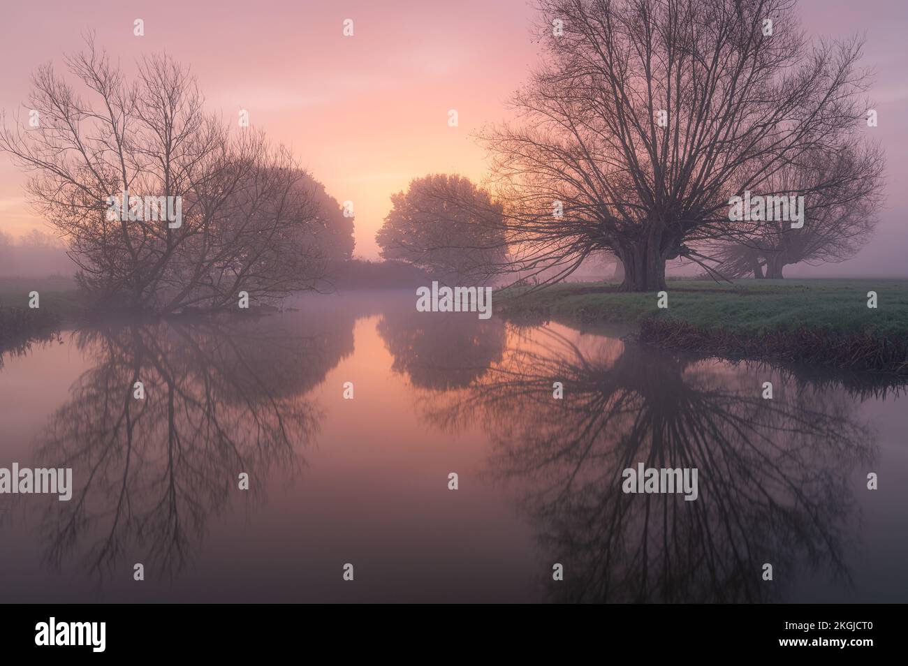 Lila himmel in dedham -Fotos und -Bildmaterial in hoher Auflösung – Alamy