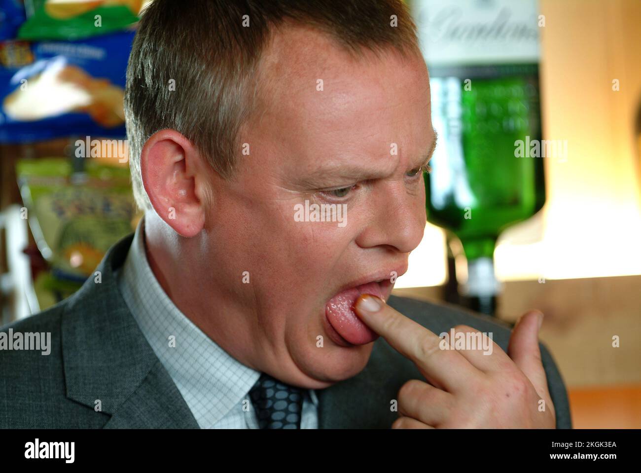 Auf dem Set „Doc Martin“ mit Martin Clunes (im Anzug), Ian McNeice (Hut ...