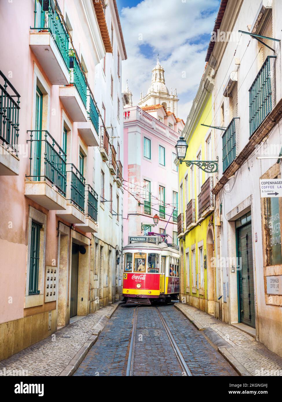 Hist – ric Alfama District, Straßenszene mit gelber Vintage Tram Nr. 28 ...