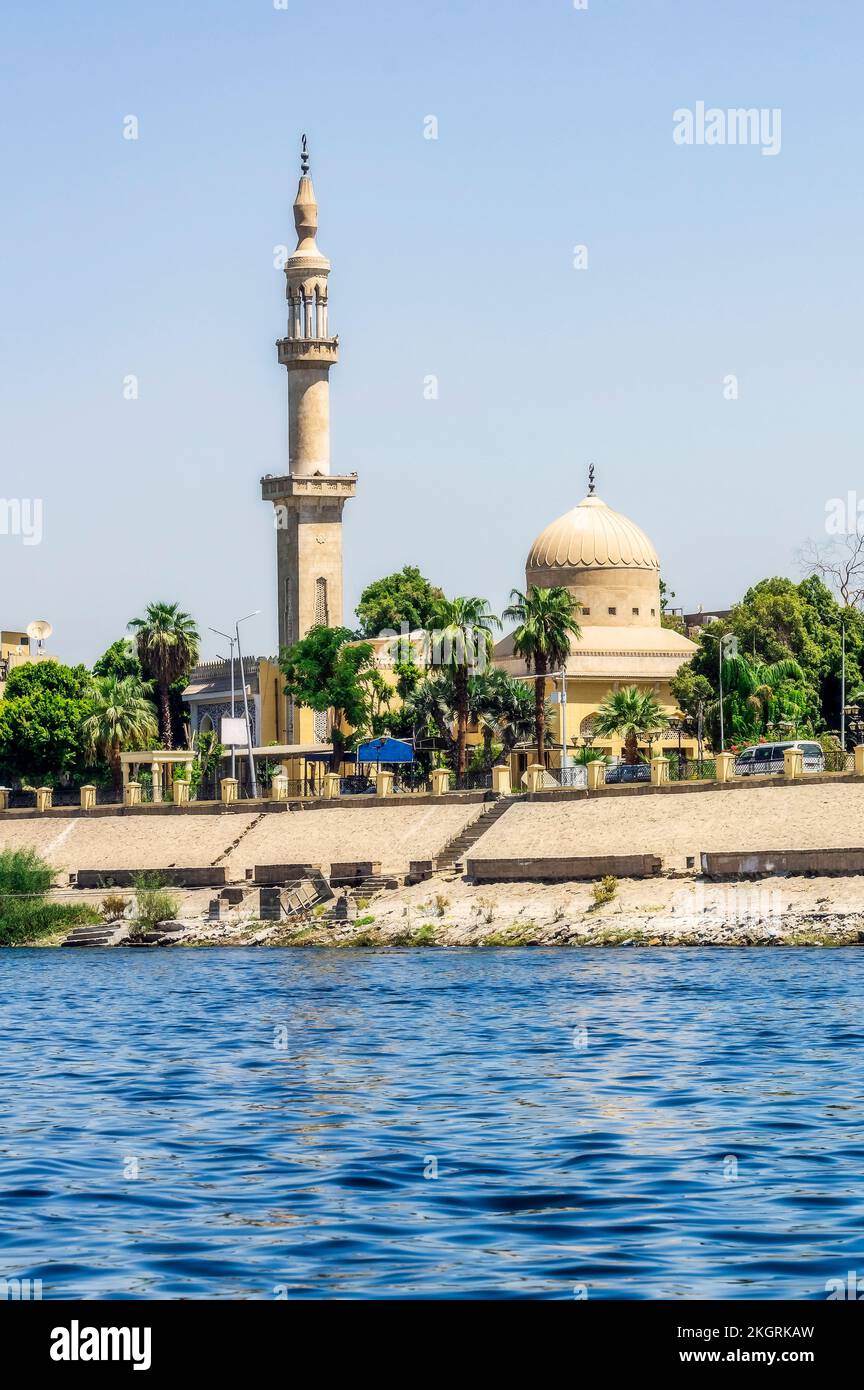 Bank nil fluss stadt minarett hintergrund -Fotos und -Bildmaterial in hoher Auflösung – Alamy