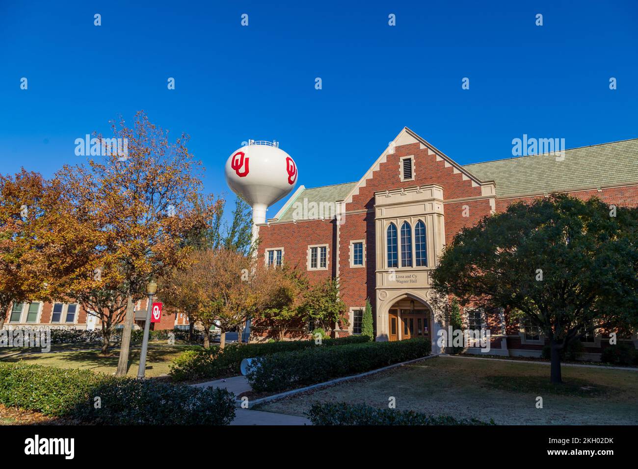 Norman, OK - November 2022: Lisa und Cy Wagner Hall auf dem Campus der University of Oklahoma ...