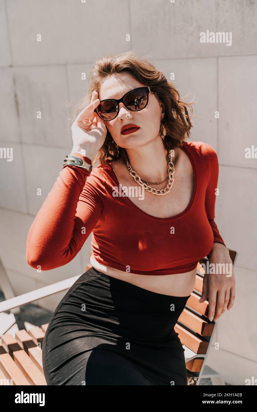 Attraktive frau im rock -Fotos und -Bildmaterial in hoher Auflösung – Alamy