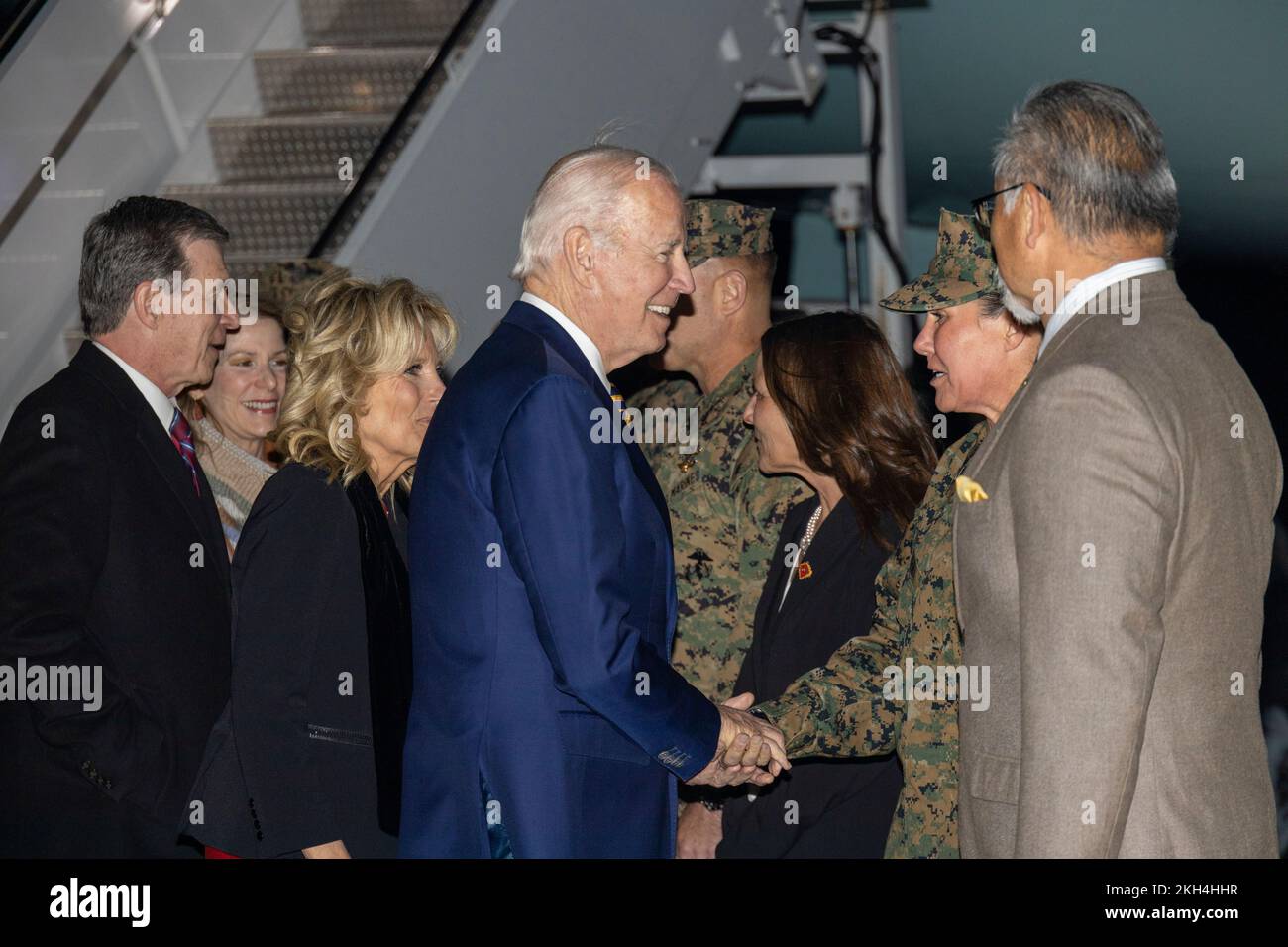 Präsident Joseph R. Biden Jr. begrüßt Sergeant Major Joy Kitashima nach ...