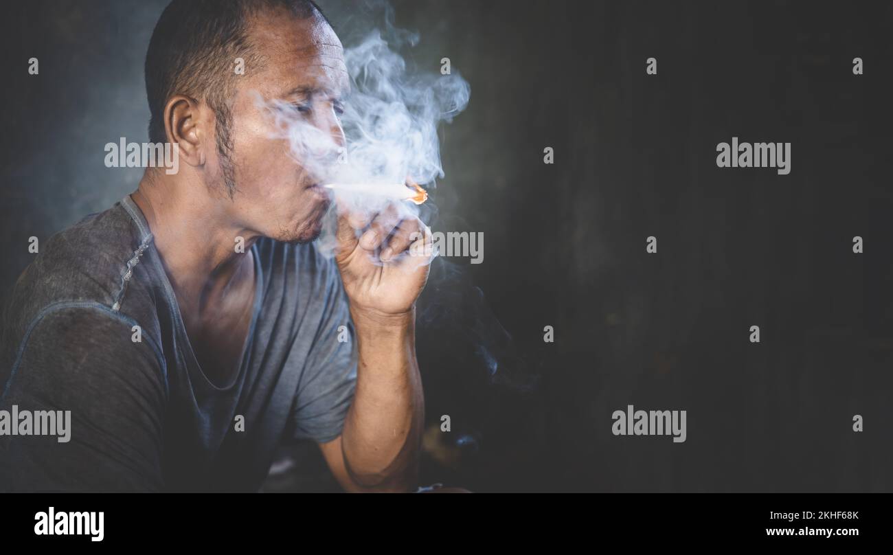 Mann raucht joint -Fotos und -Bildmaterial in hoher Auflösung – Alamy